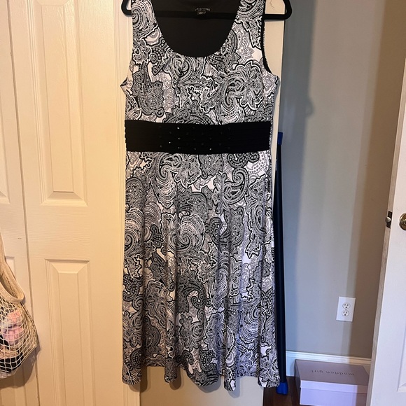 Perceptions New York | Dresses | Elegant Black And White Paisley Midi ...